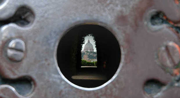 A view of St Peter’s Dome from the keyhole in Rome - Italy Rome Tour