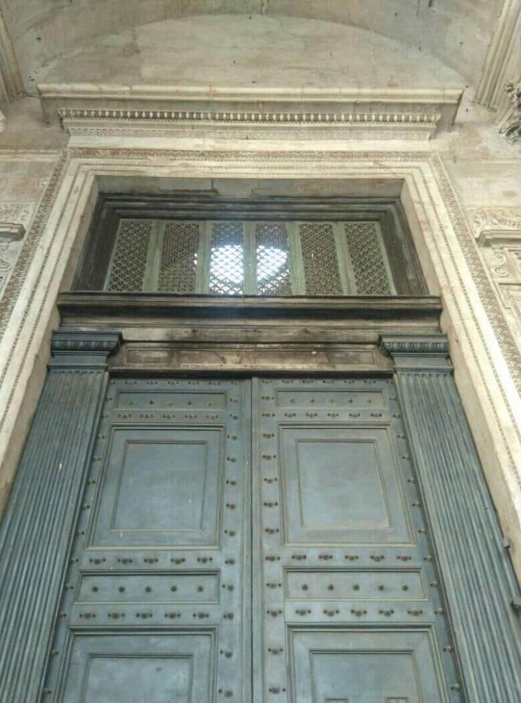 The door of the Pantheon is one of the oldest preserved in the world ...
