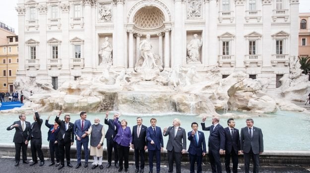 Who started the tradition of throwing the coin in the Trevi Fountain ...