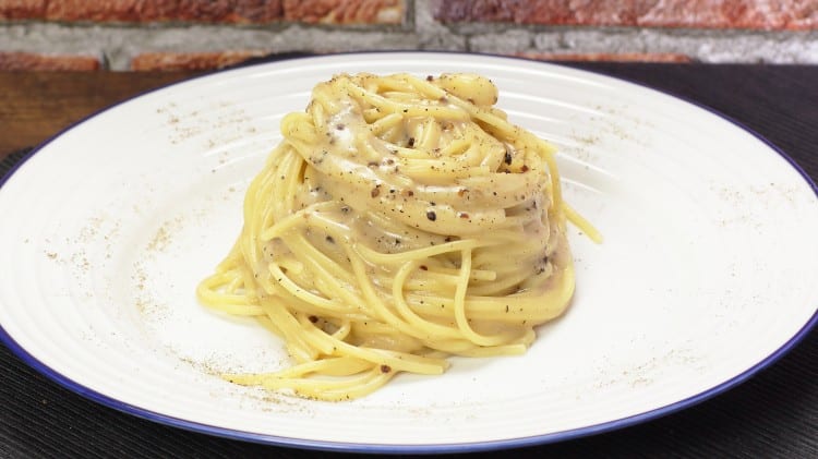 Spaghetti cacio e pepe, a typical dish of the most authentic Roman ...
